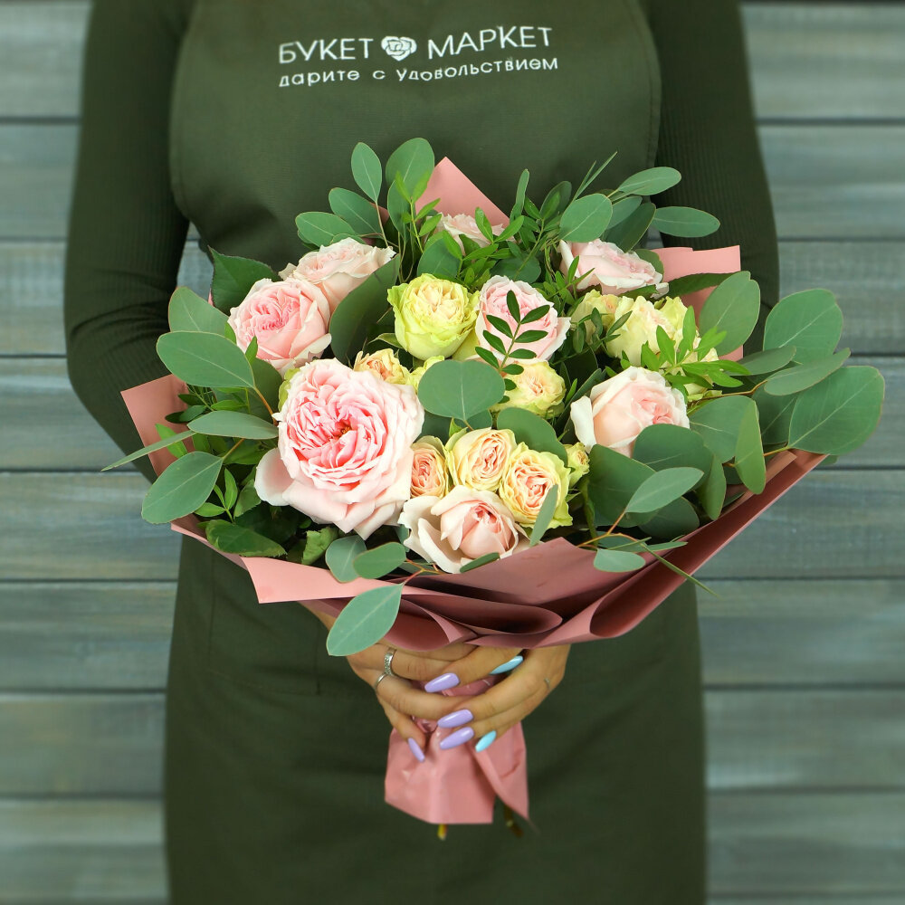 Букет "Роза с фисташкой и эвкалиптом", на стебле, оберточная бумага, 42см