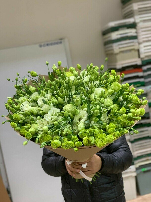 Букет Well Flowers, 69 белых эустом, круглый, 50 см, крафтовая упаковка, букет свежих цветов