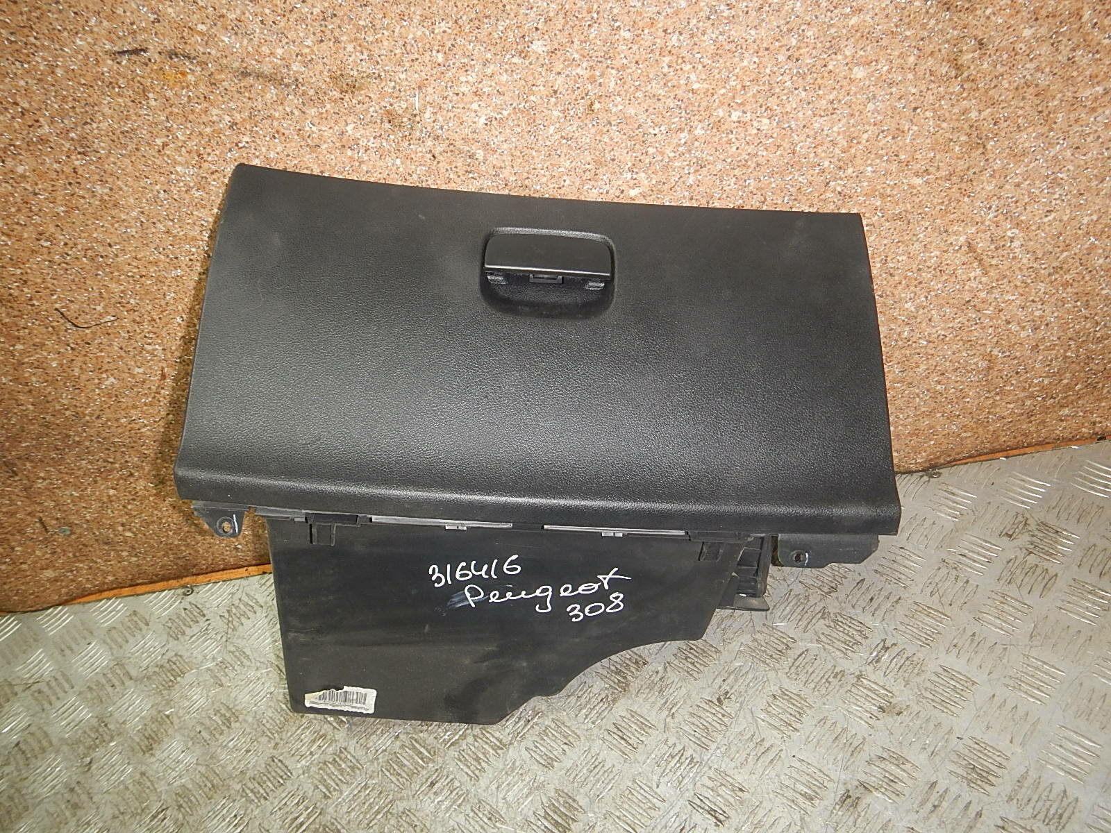 Б/У Бардачок, Peugeot (Пежо)-308 (07-) PEUGEOT 308 (07-) Царапины. 316416 Peugeot-Citroen арт. 8226KX
