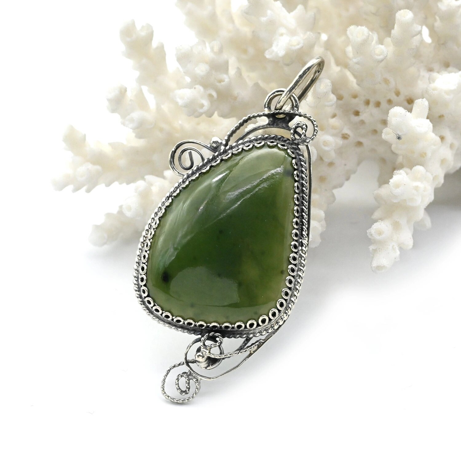 Подвеска, нефрит