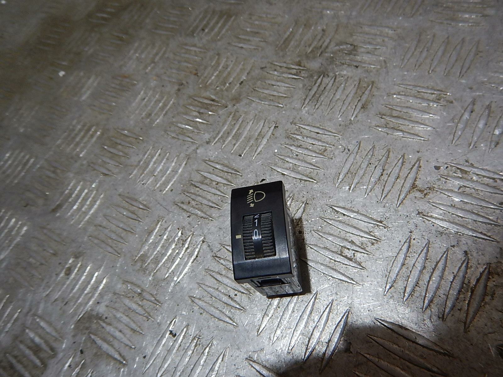 Б/У Кнопка корректора фар, Geely (Джили)-MK (08-16) GEELY MK (08-16) Без видимых повреждений. 397493 GEELY арт. JK850574008