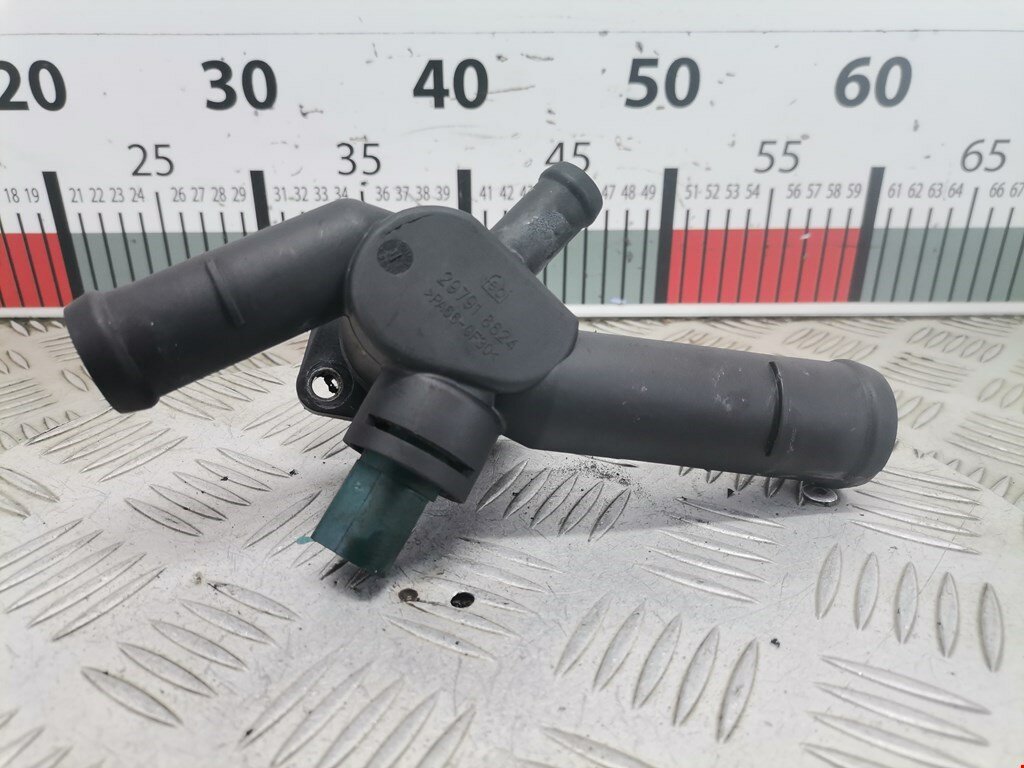 Фланец (штуцер системы охлаждения тройник) Volkswagen Golf 4 06A121132 арт. 2162370