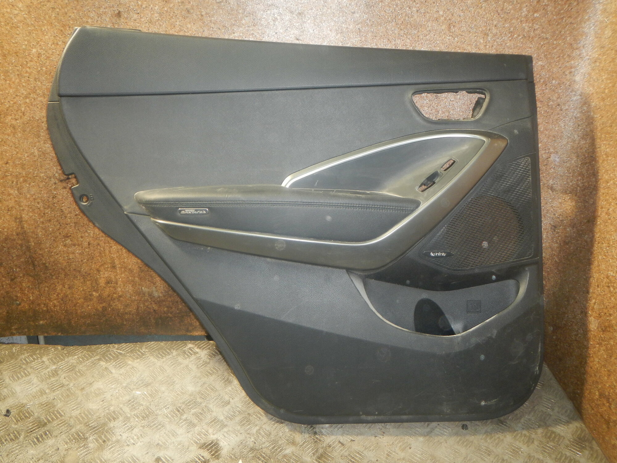 Б/У Обшивка двери задней левой, Hyundai (Хендэ)-GRAND SANTA FE (13-18) HYUNDAI GRAND SANTA FE (13-18) Потертости, царапи...