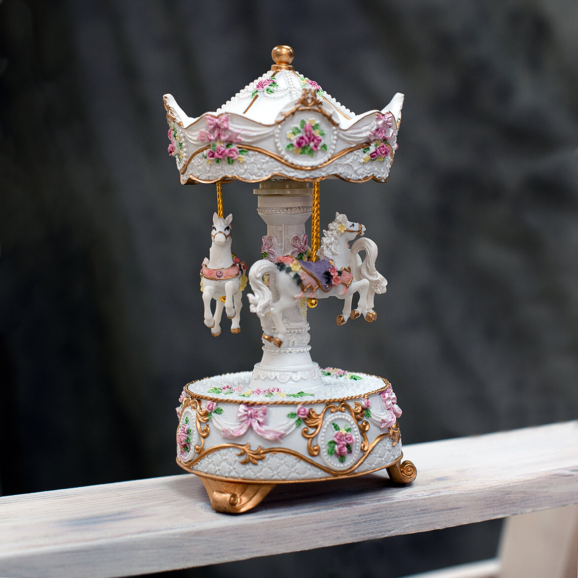 Музыкальная шкатулка белая карусель