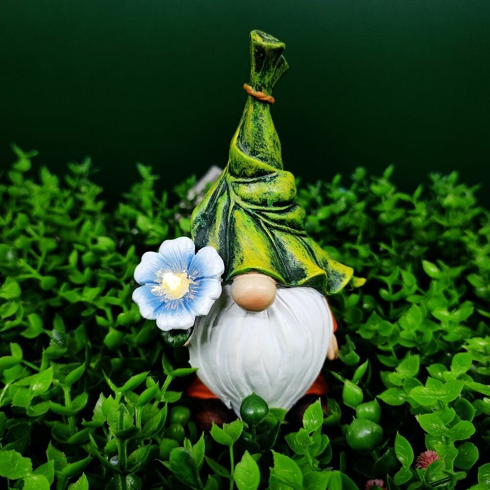 Фигурка садовая гном с цветами для украшения сада, двора и интерьера – прочная и яркая