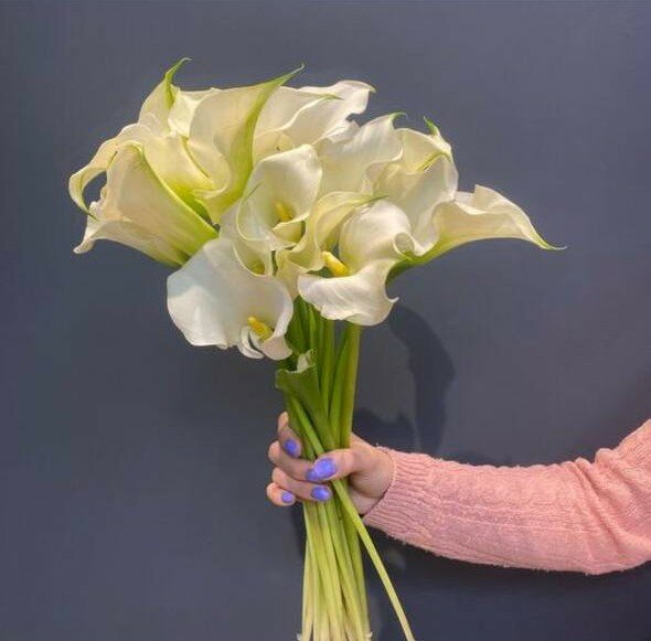 Белые каллы 17 шт. Элегантный букет из калл для девушки, женщины