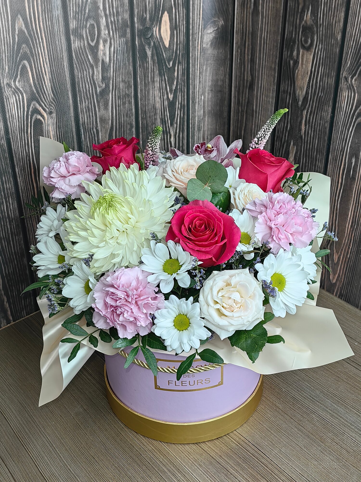 Букет "Коробка с цветами", розы, хризантемы, лимониум, диантусы, Вероника