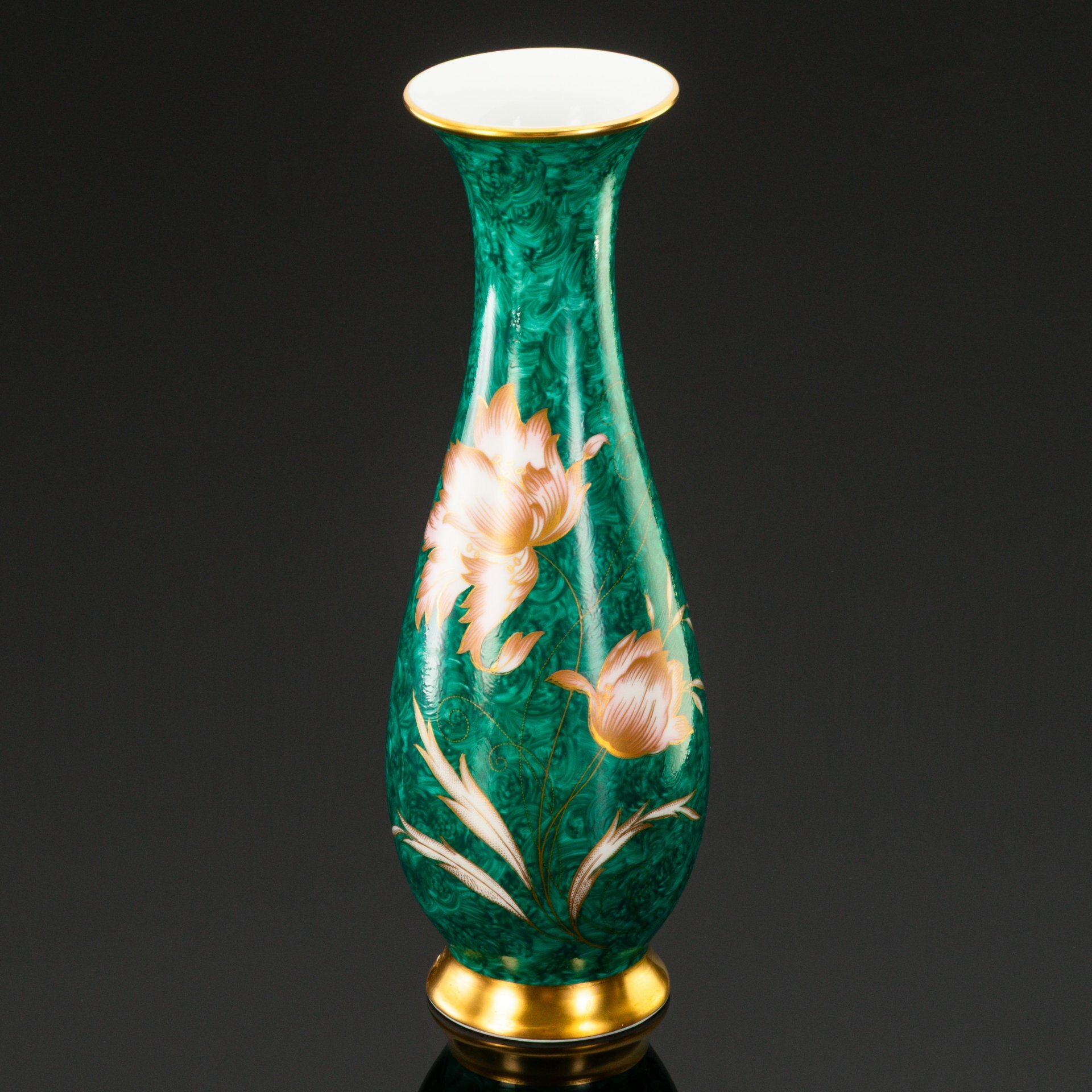 Ваза для цветов малахитового оттенка, украшенная цветочным декором