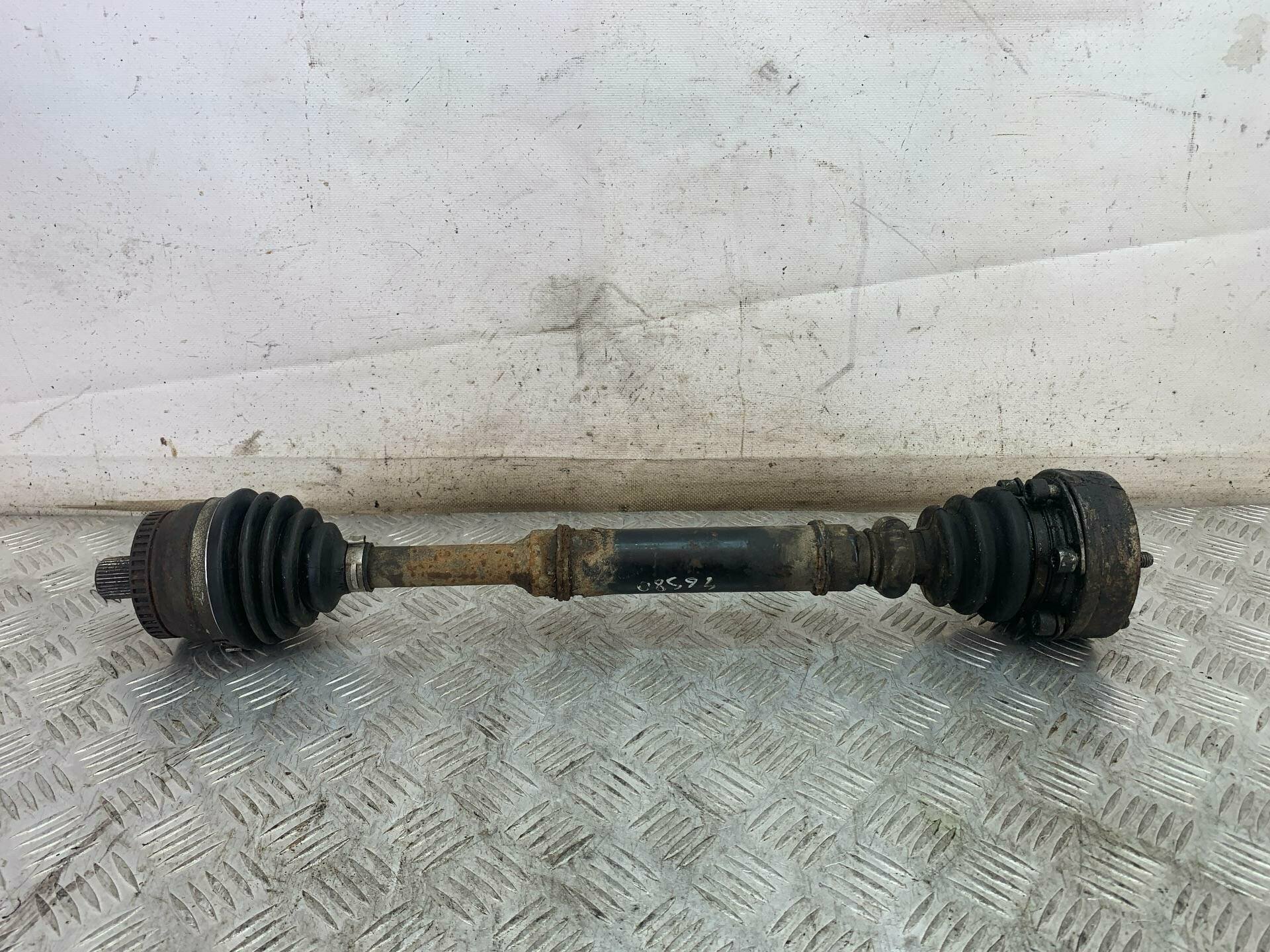 Полуось передняя левая Volkswagen Passat B5 1998