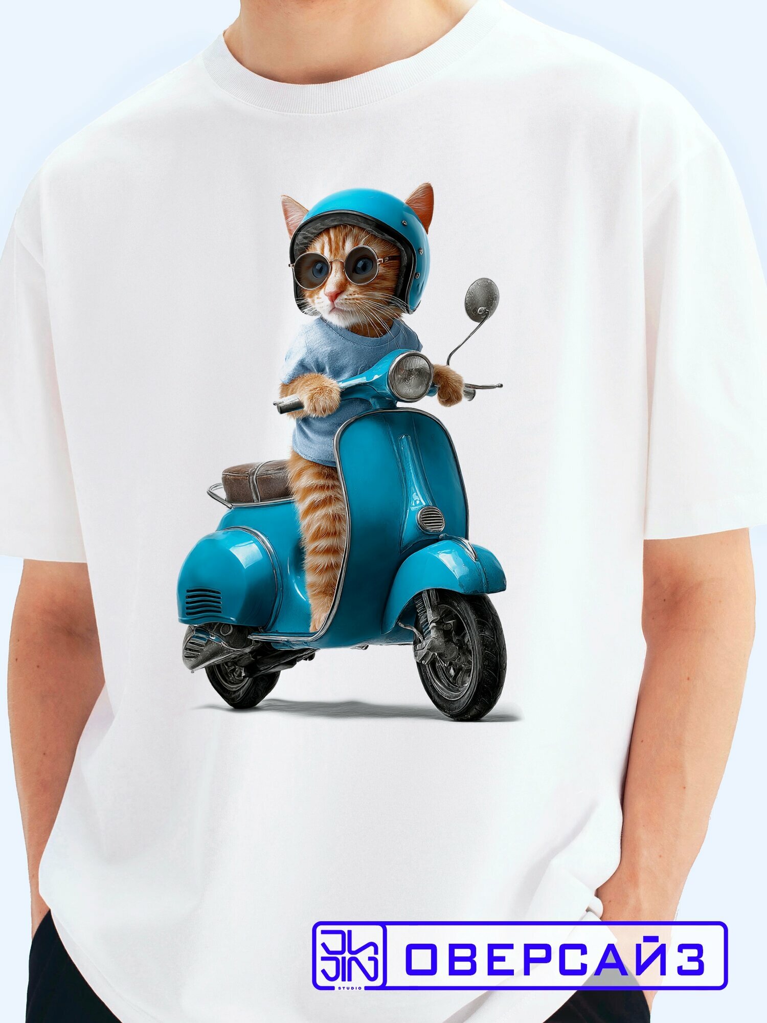 Футболка оверсайз мужская с принтом Смешной рыжий кот в белой футболке и голубых очках на ретро мотоцикле, белый хлопковый трикотаж с прикольным рисунком на груди