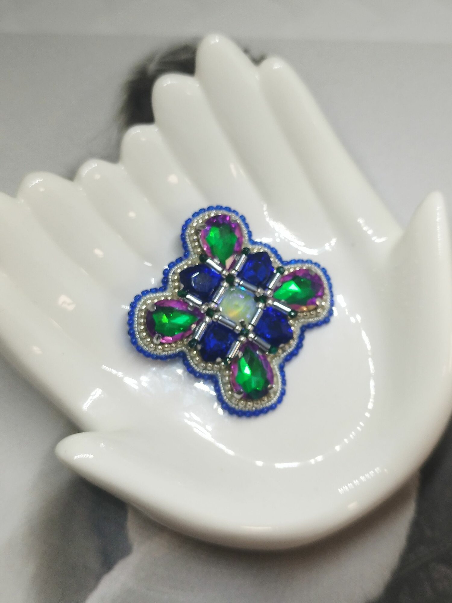 Брошь, стразы