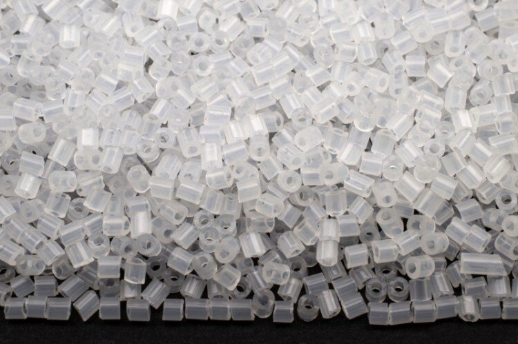 Бисер чешский PRECIOSA рубка 0,5"(1,25мм) 02090 белый полупрозрачный, 50г