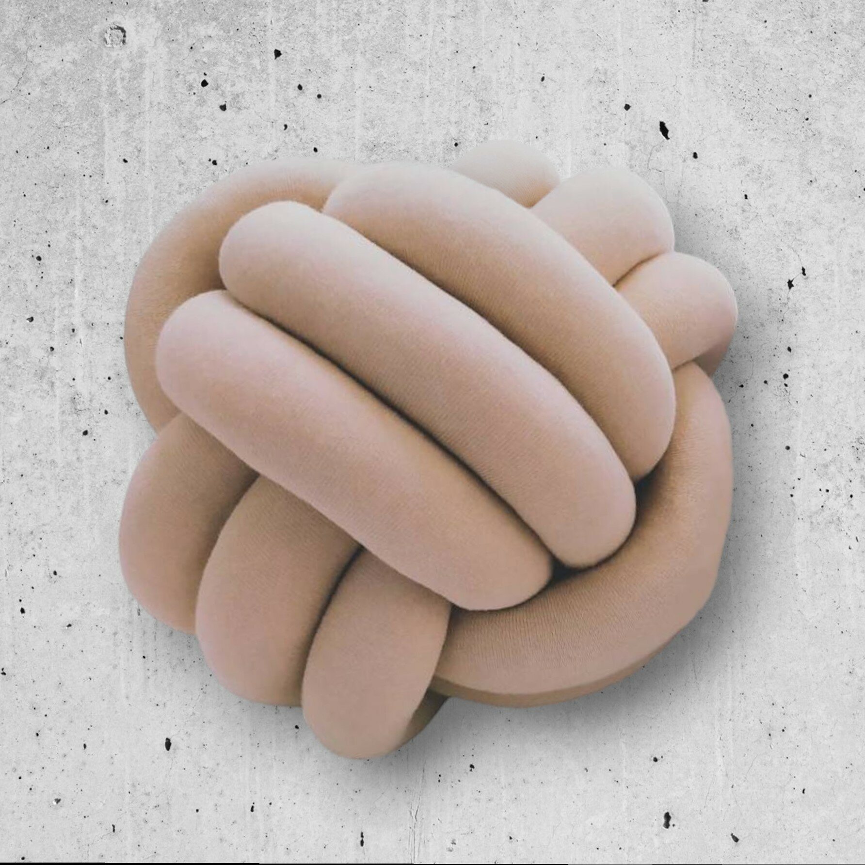 Подушка декоративная 20х20 бежевого цвета. Интерьерная подушка узел на диван, шар (П0009)