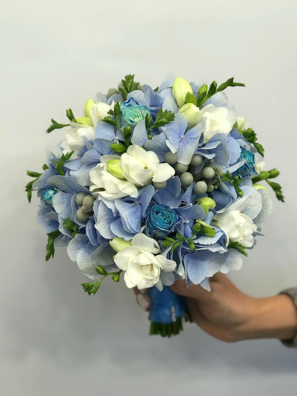 Букет невесты из синих роз «Небесный сапфир» - M (до 35 см)