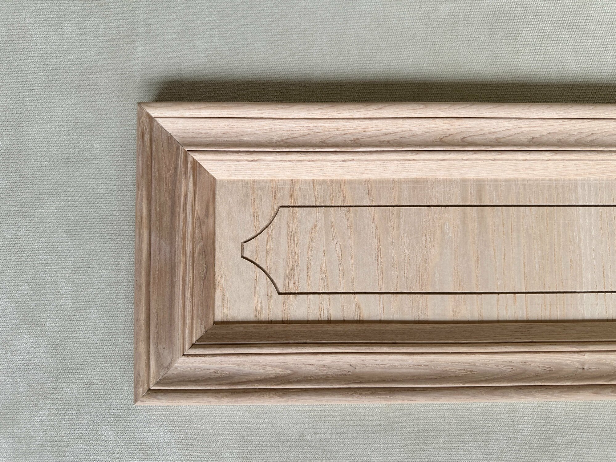 Фасад из массива ясеня "берта" с резьбой глухой без отделки 177*897 мм