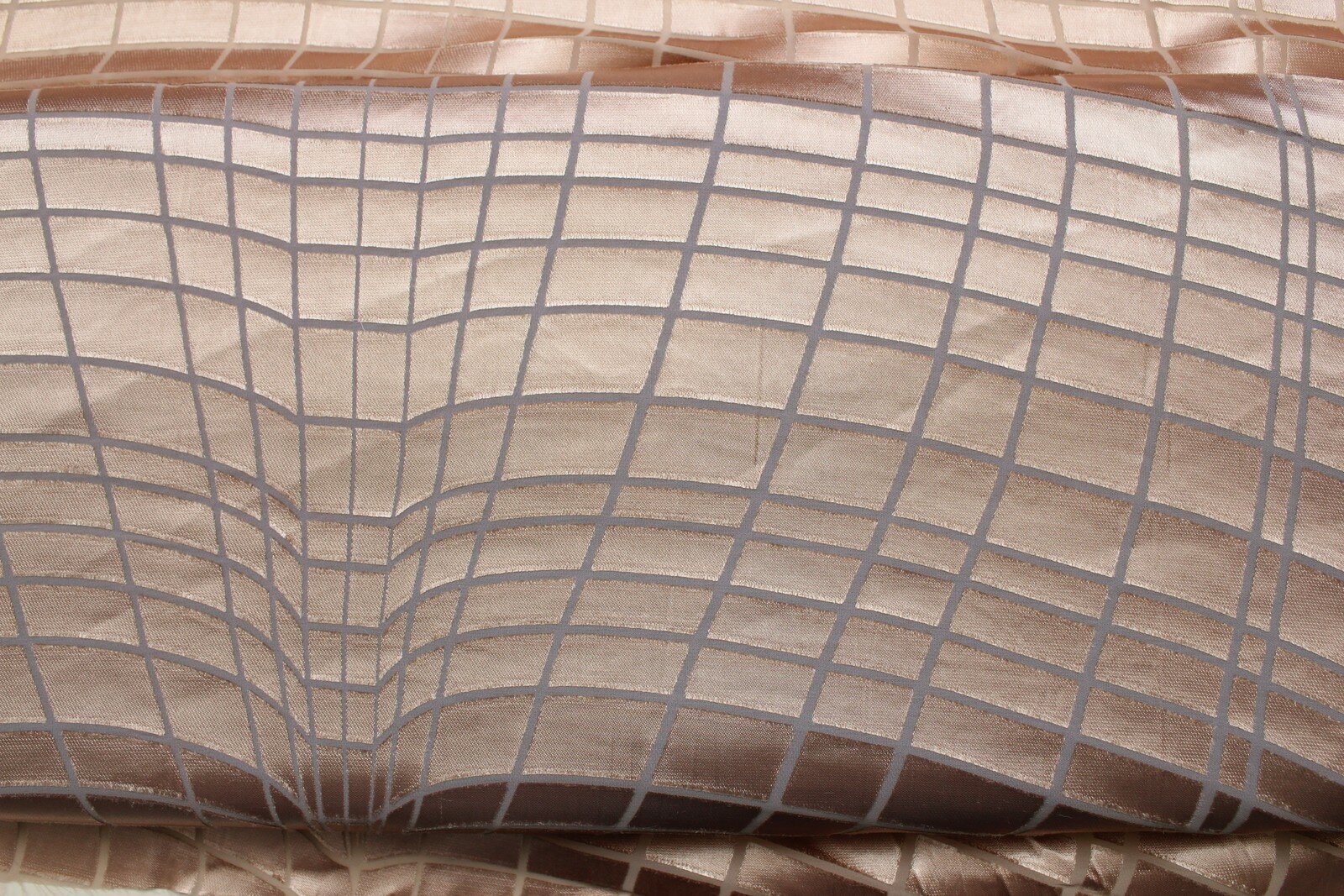 Ткань Атлас-деворе приглушённый бежево-розовый с узором сетки-паутины, ш134см, 0,5 м