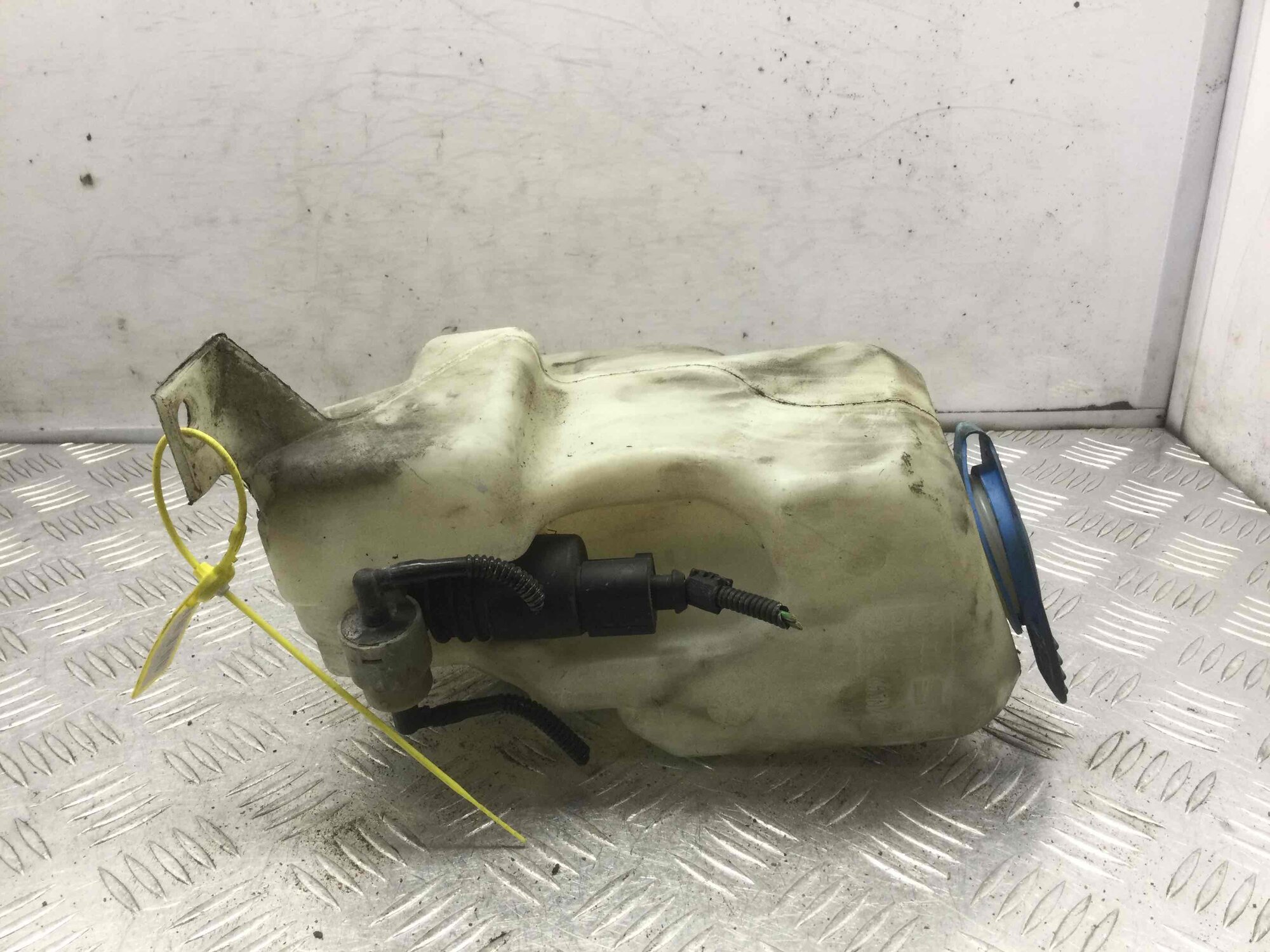 Б/У Бачок омывателя Volkswagen Golf 4 поколение (1997-2004) 2001 г.