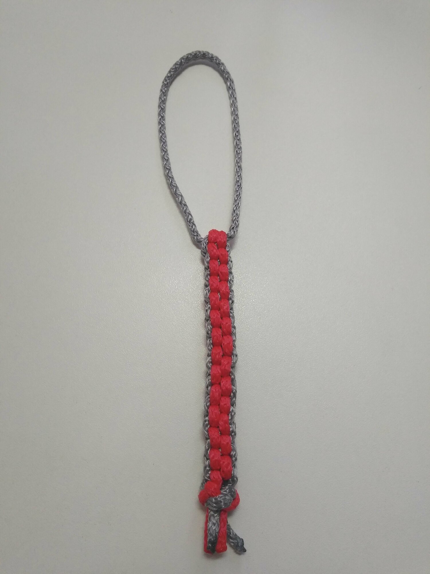 Темляк Pine Art Square Stitch, серо-красный, для ножей, мультитулов