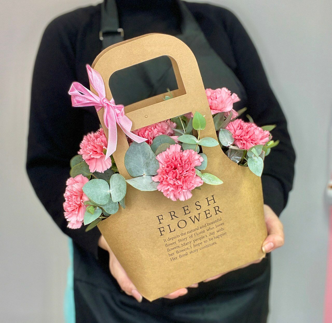 Композиция в Vikey Flowers, диантусы, эвкалипт, в картонной сумочке