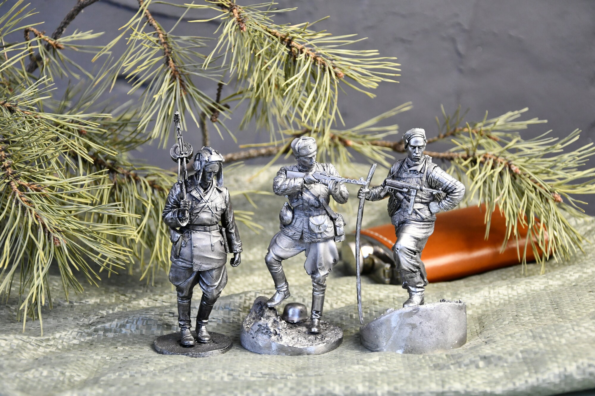 Оловянный набор солдатиков 2 Советских солдата и офицер 1941-1945