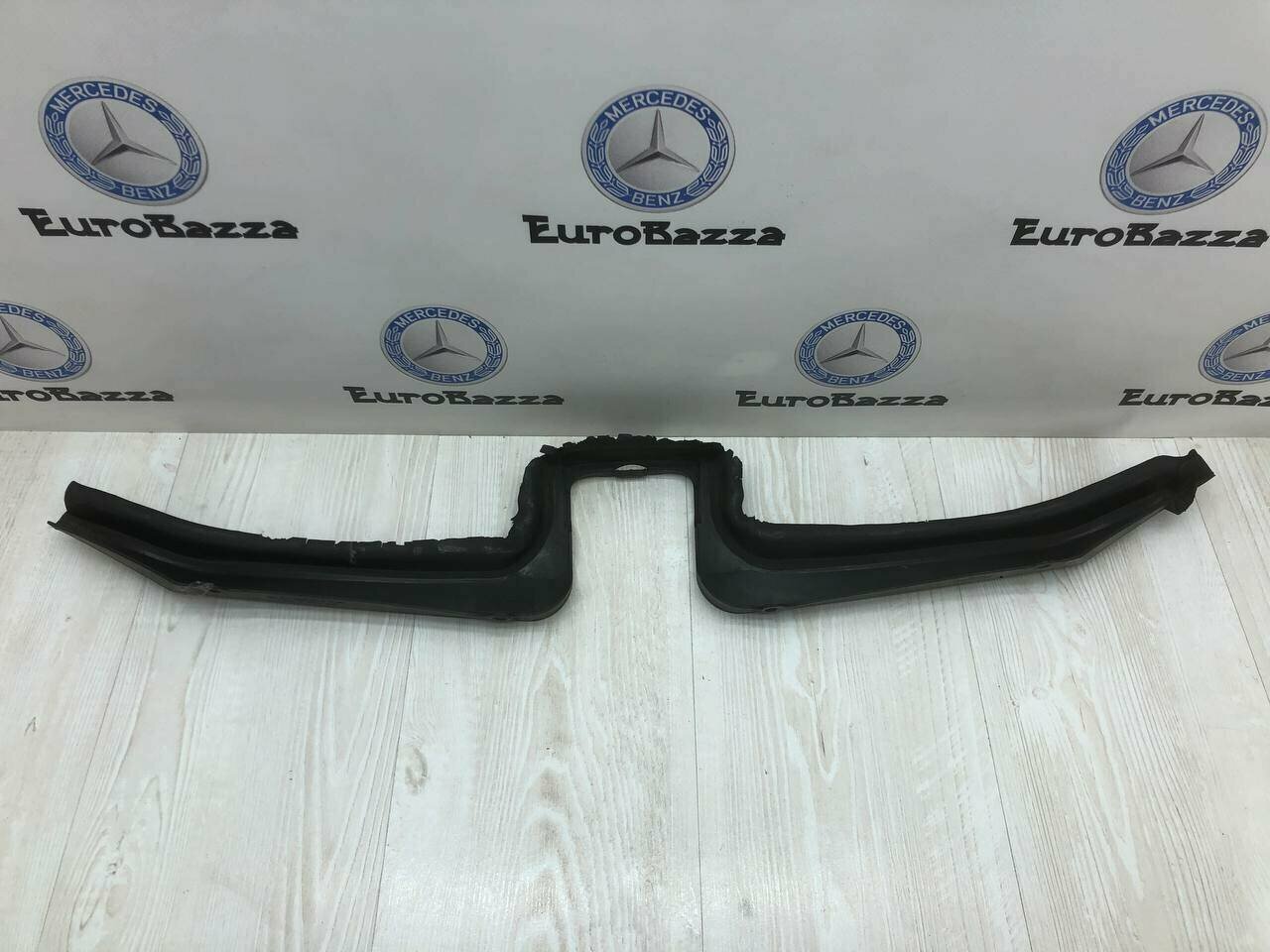 Резиновый уплотнитель капота Mercedes W210 A2108890098