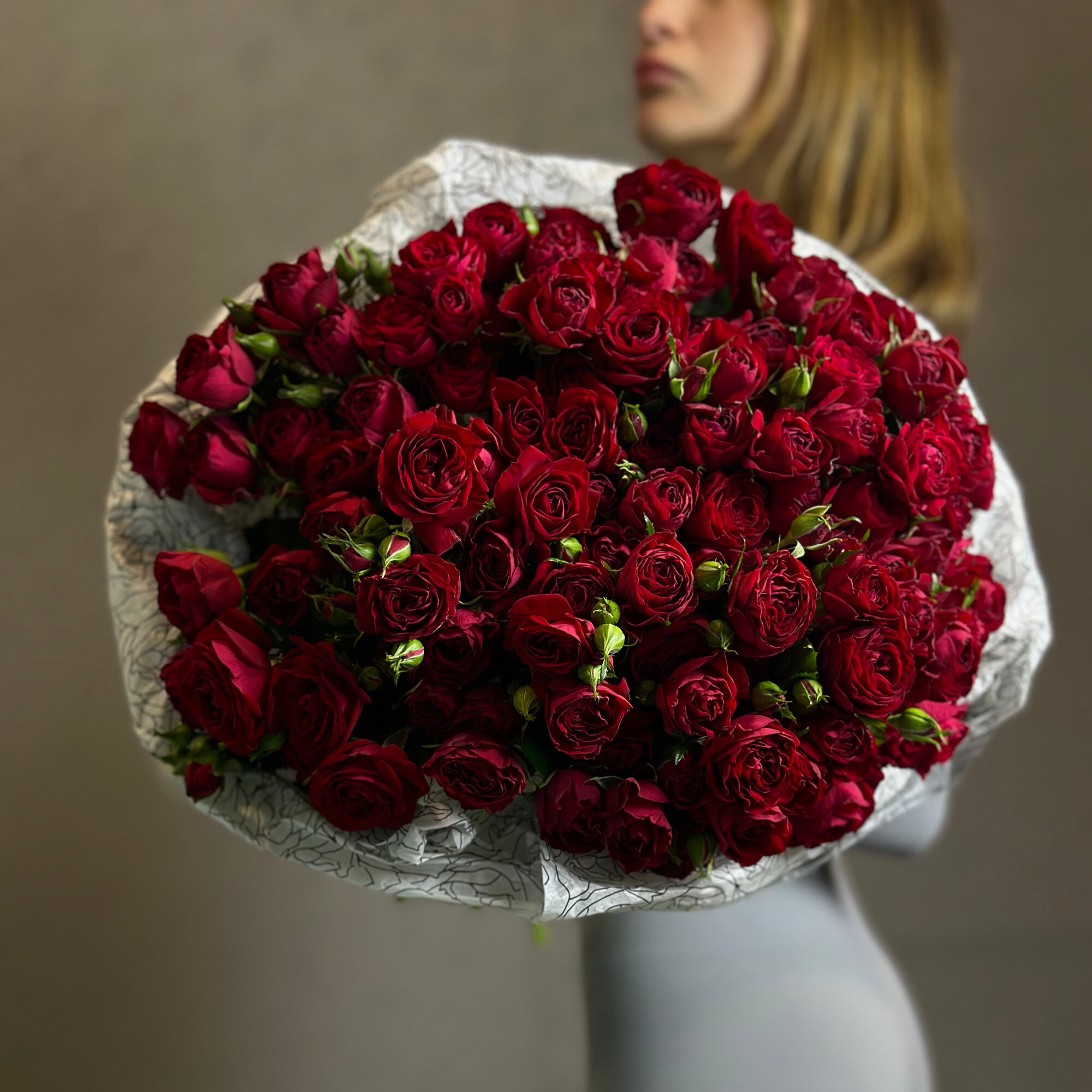 Цветы живые букет из 29 кустовых пионовидных роз сорта Ред Баблс от Sharmonic Fleur