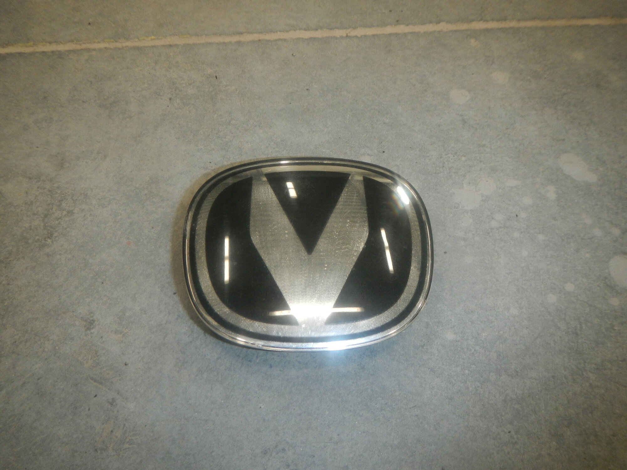 Б/У Эмблема, Changan (Чанган)-UNI-V (20-) CHANGAN UNI-V (20-) Скол, мелкие царапины. 580939 Changan арт. 0990101071