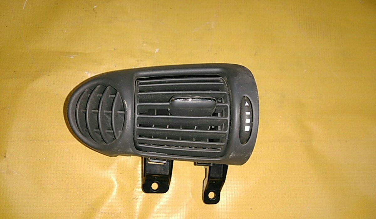 Дефлектор воздушный W203 С-klasse Mercedes-Benz A2038300154