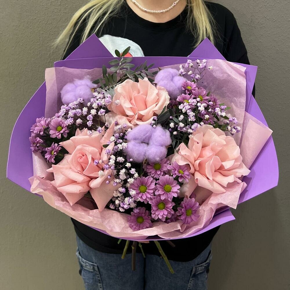 Букет из французских роз с гипсофилой и хлопком - римская роза