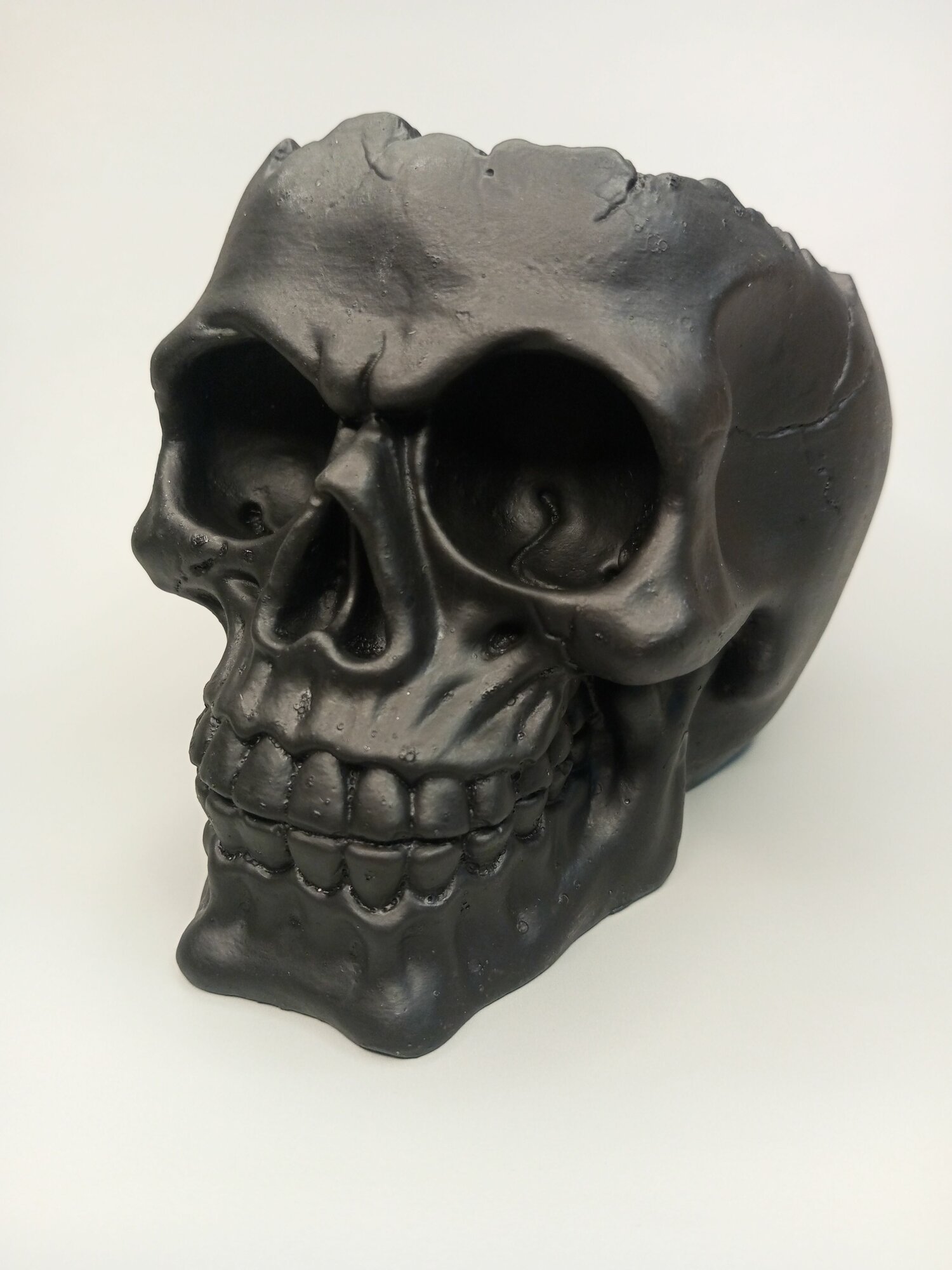 Массивное настольное кашпо в виде черепа - уникальный элемент декора для ценителей готической эстетики