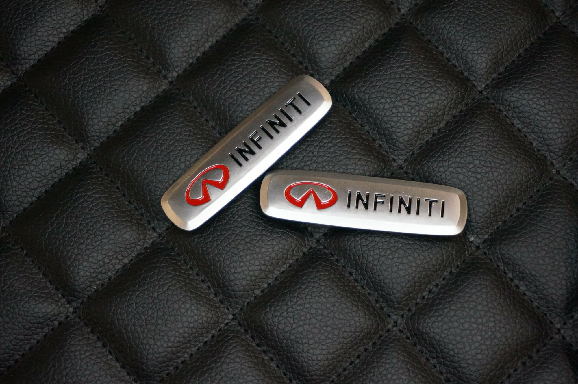 Логотип (шильдик) на автомобильный коврик с маркой автомобиля Infiniti / Инфинити