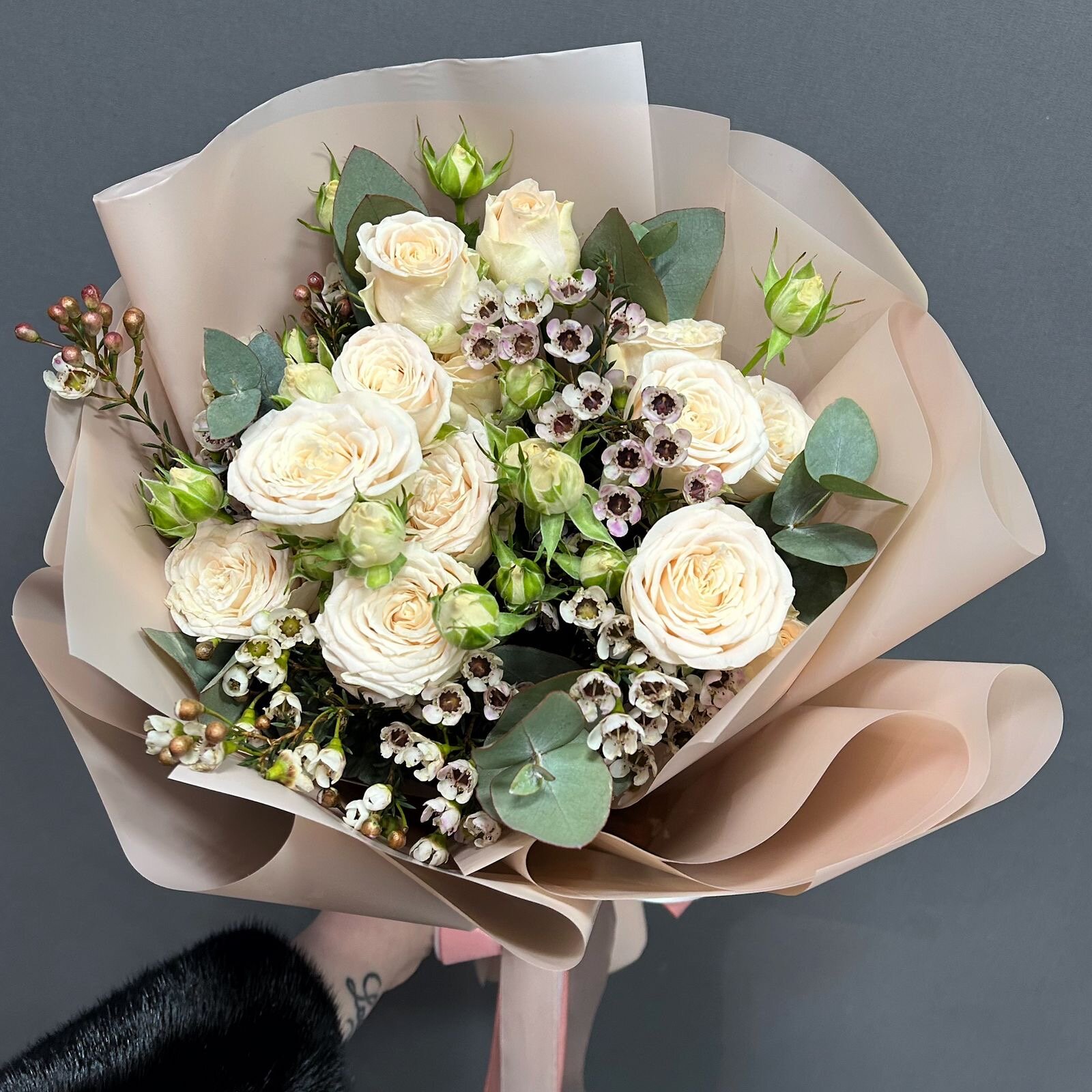 Микс из пионовидных роз и белого хамелациума