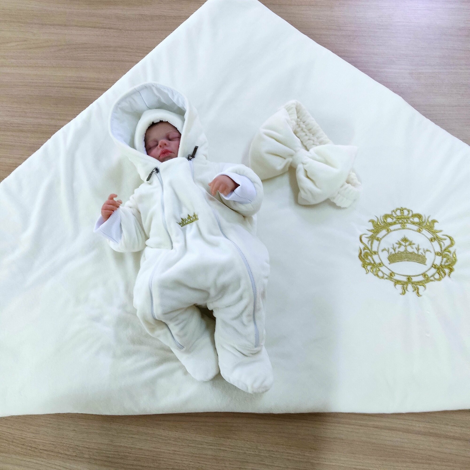 Комплект на выписку "Шалуны" бежевый с вышивкой