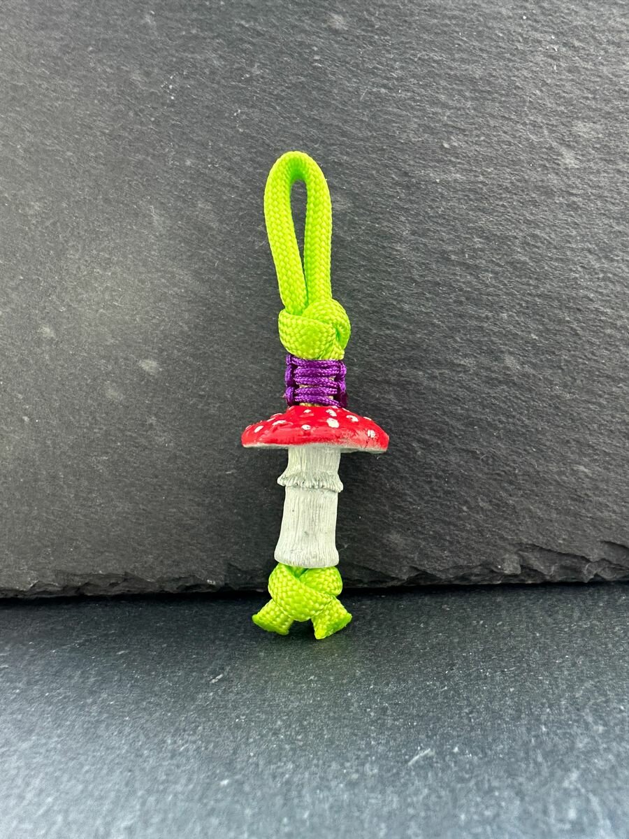 Темляк с латунной бусиной Мухомор окрас