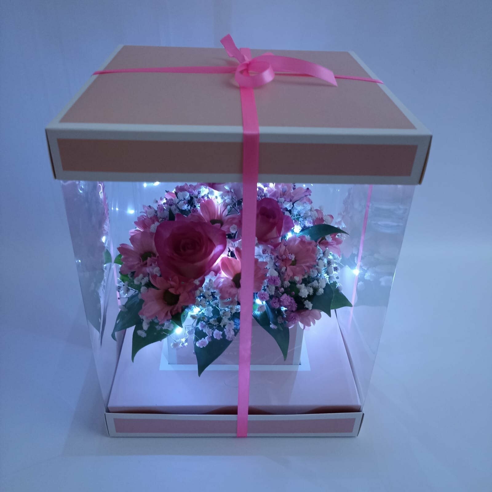 Букет из розы и хризантемы с гирляндой в подарочной коробке