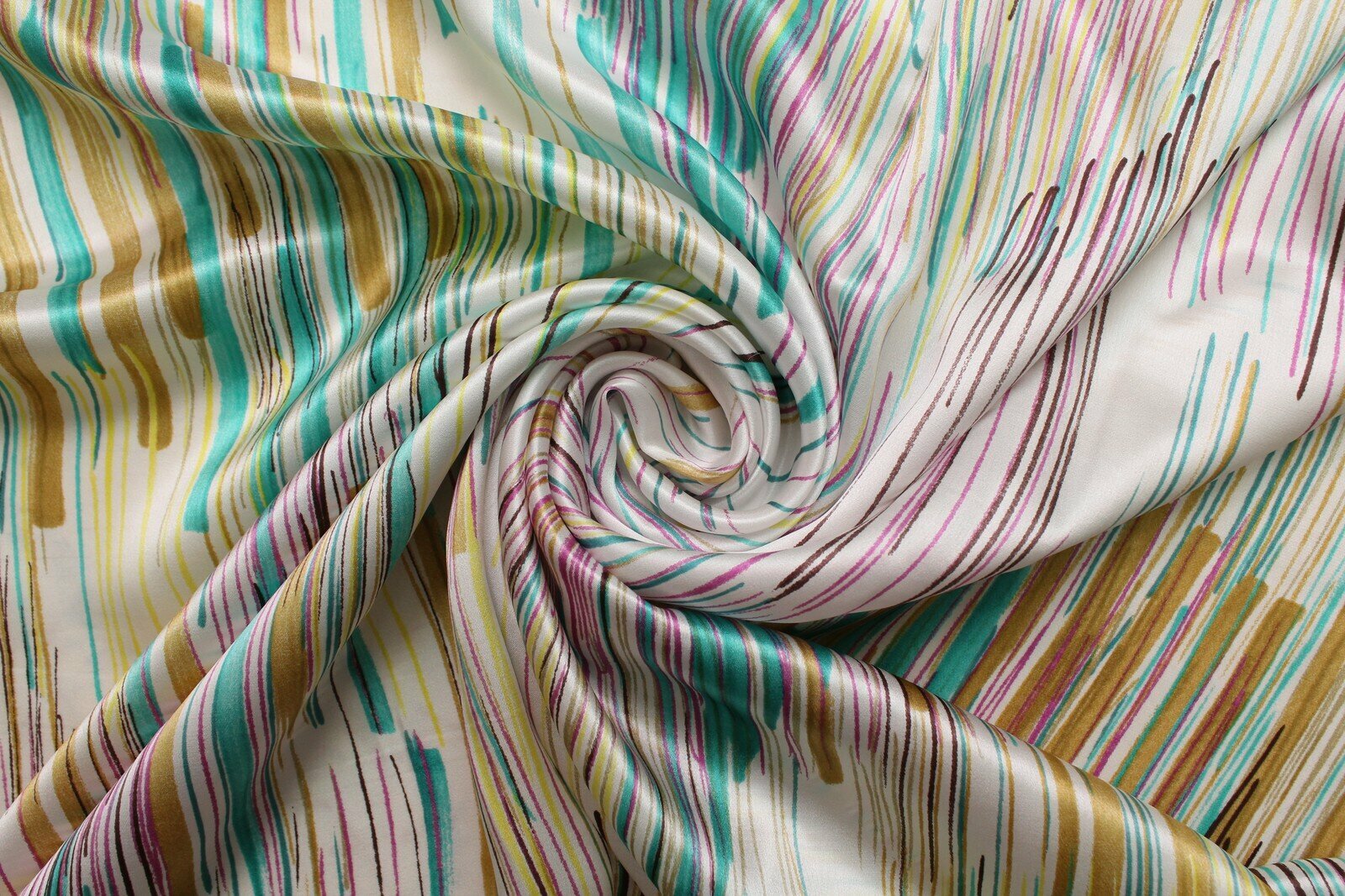 Ткань Шелк-атлас, оливково-зелёные штрихи по белому, ш134см, 0,5 м