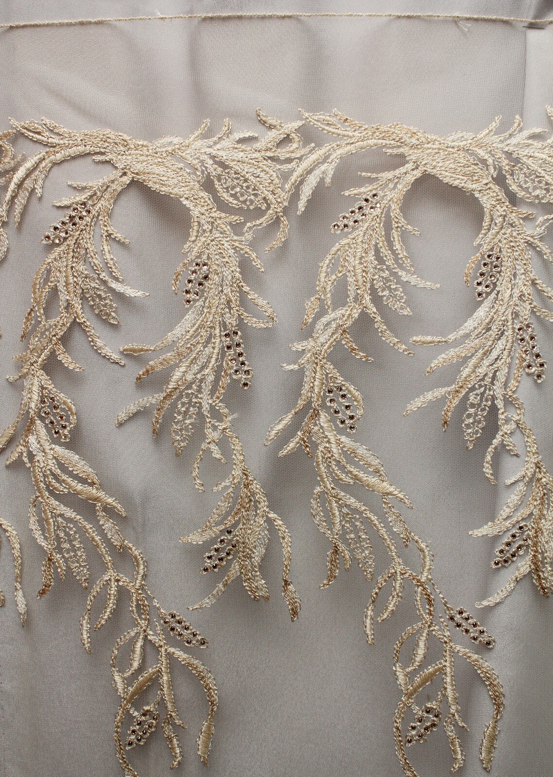 Ткань Вышивка на кремовой сетке со стразами Сваровски, ш60см, 0,5 м