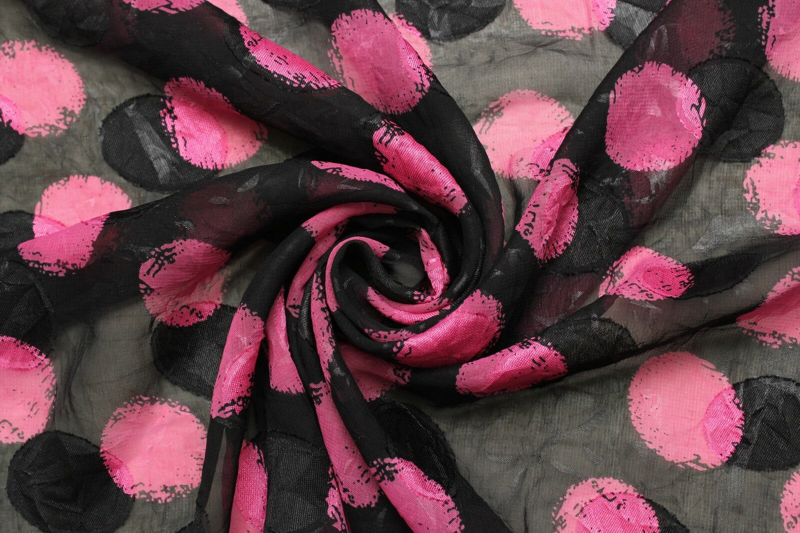 Ткань Шифон-жаккард-деворе розовые круги на черном, 100 г/пм, ш136см, 0,5 м