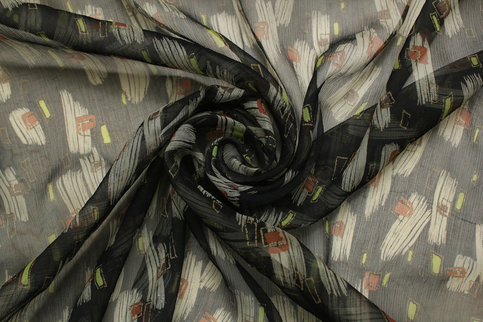 Ткань Шелковый шифон-креш фигуры на черном, ш130см, 0,5 м