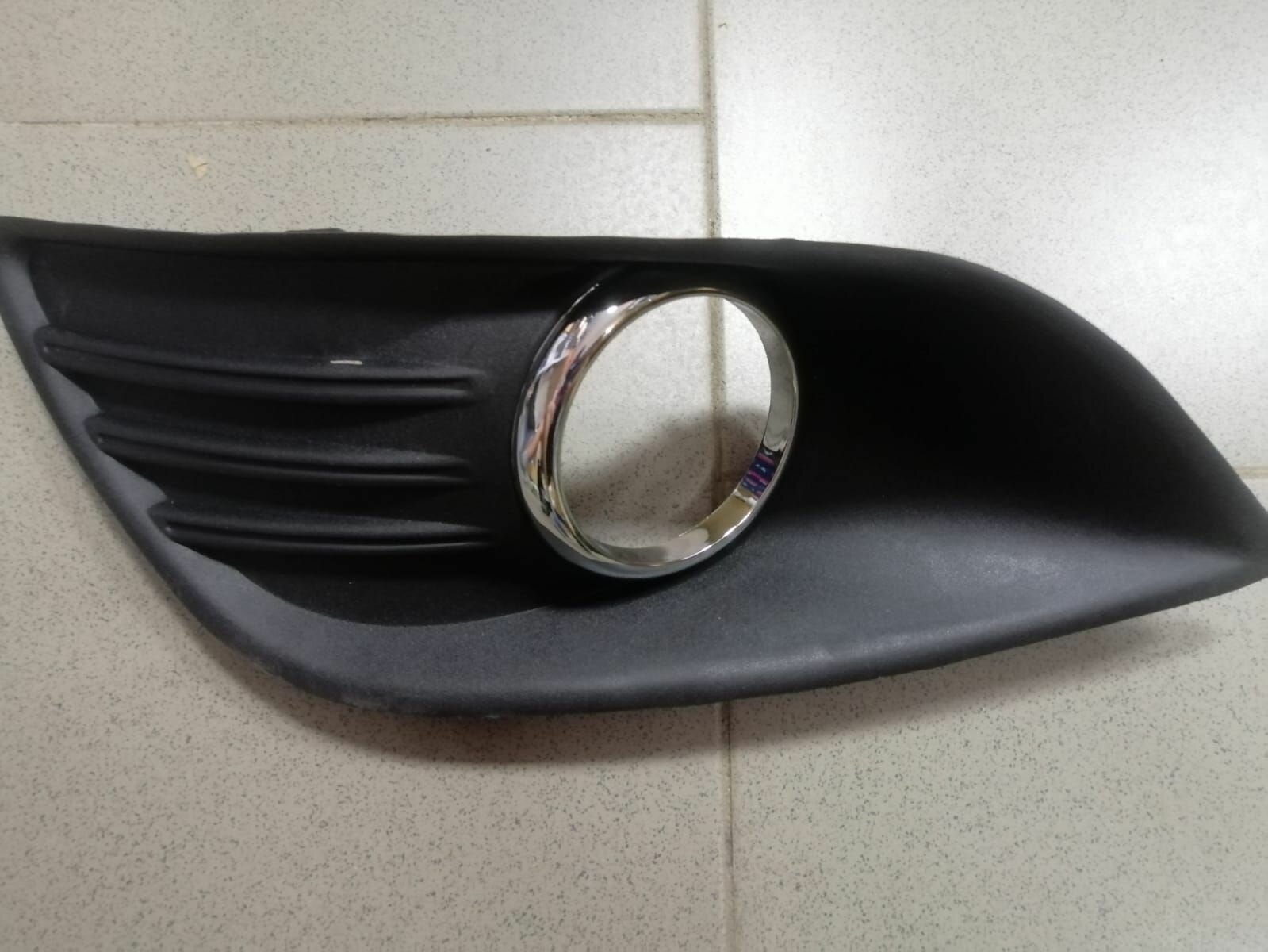 Левая оправа противотуманной фары(с хромом) Форд Фокус 2 Ford Focus 2 2008-2011год