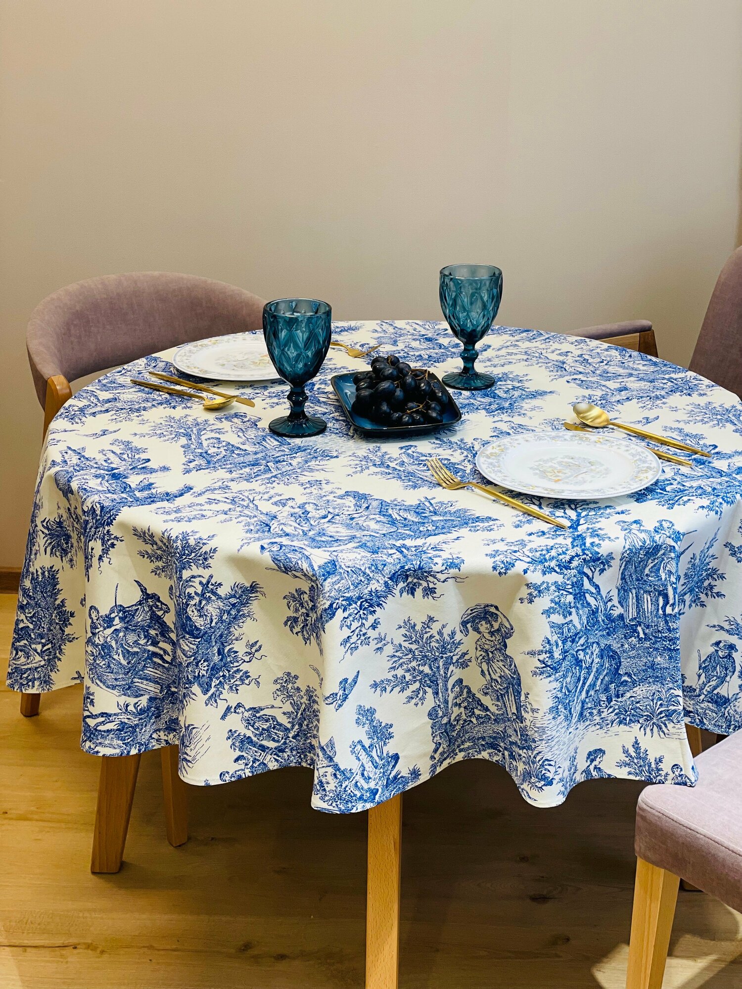 Скатерть ADAMHOME "Туаль Де Жуи", синяя, водоотталкивающая, круглая, Д-170 см, подарочная упаковка