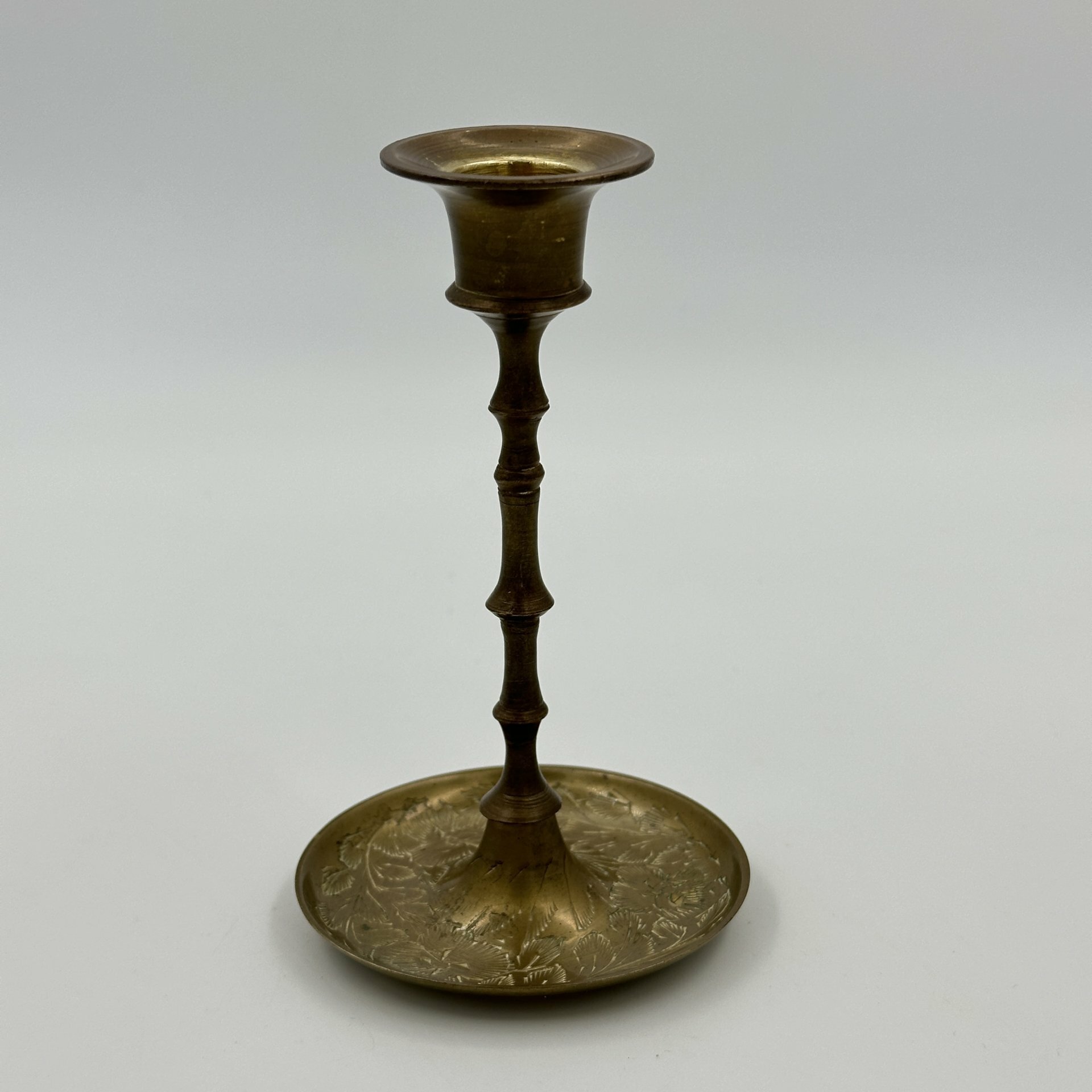 Подсвечник, украшенный растительным декором, латунь, Индия, 1970-1990 гг.