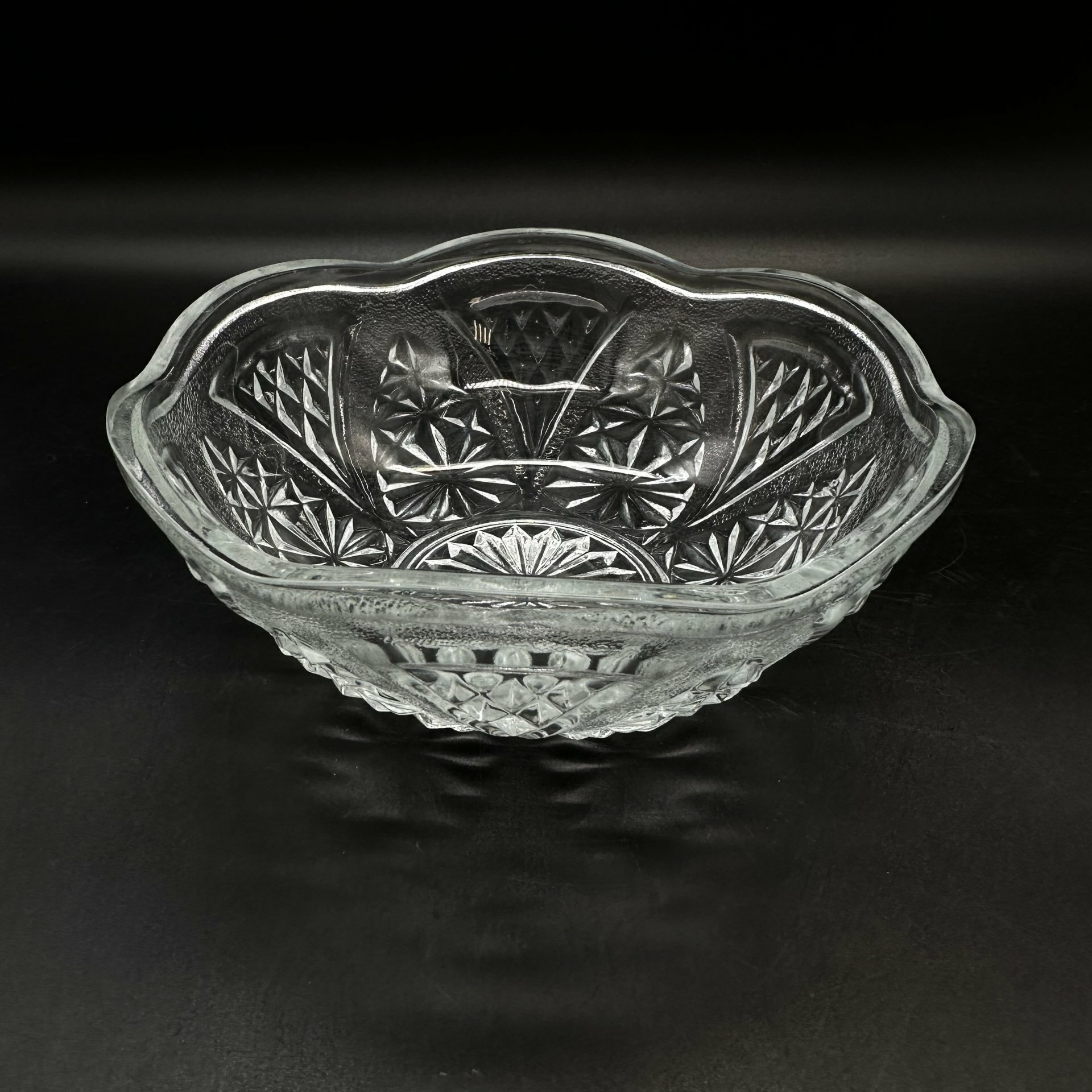 Ваза с резным декором, стекло, СССР, 1970-1990 гг.