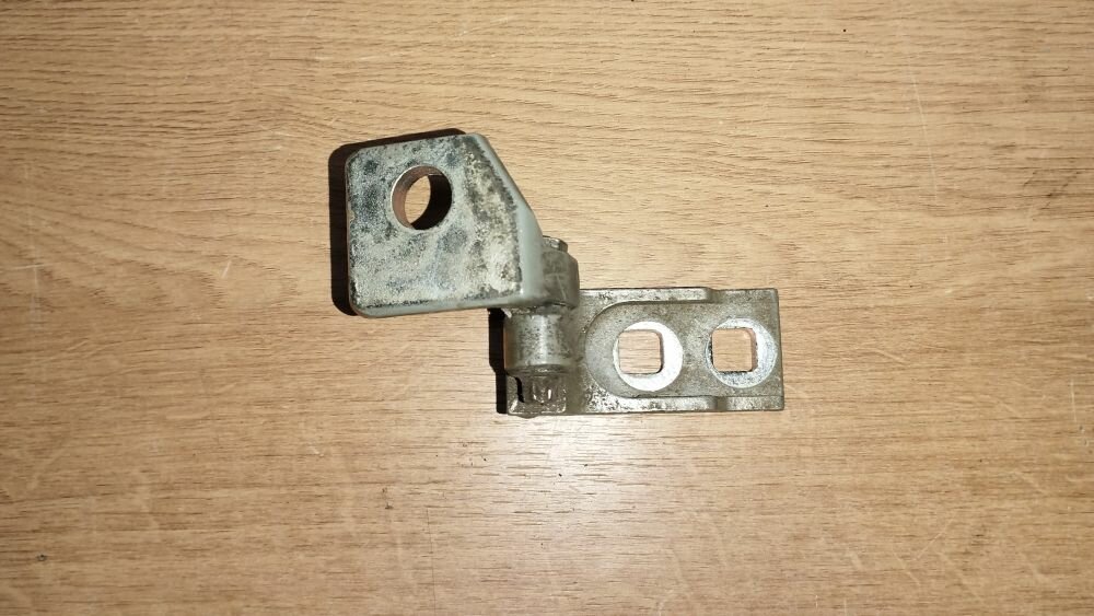 Петля двери верхняя передняя правая Opel Corsa D 13180564