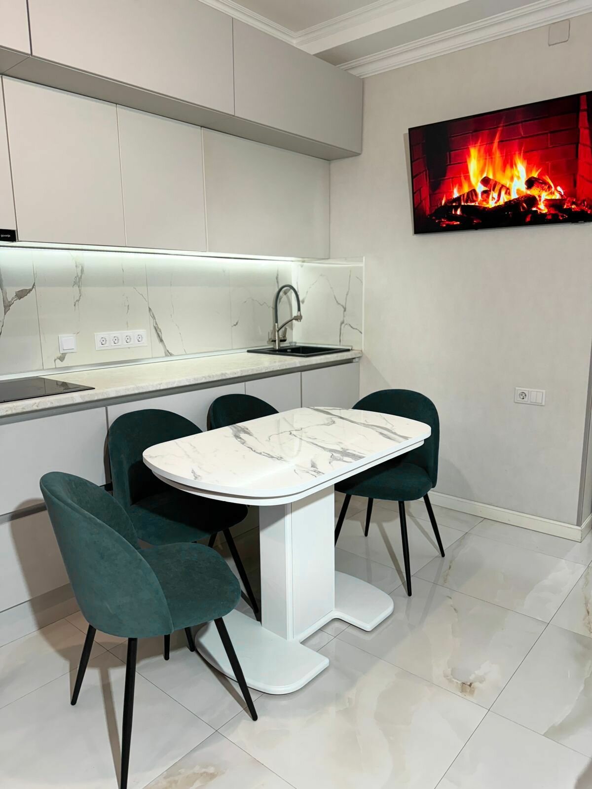 Кухонный стол и стулья комплект , Обеденная группа