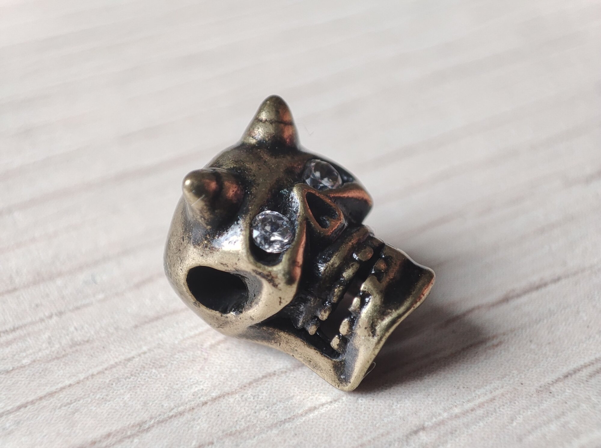 Бусина "Череп с рогами"подойдет для плетения браслетов из вощеной нити, кожаного шнура, паракорда