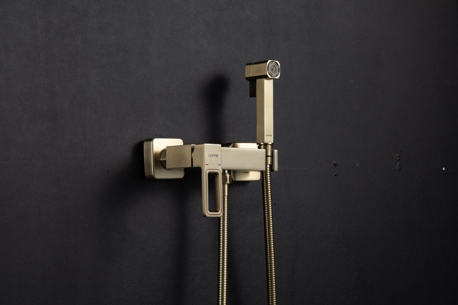 Смеситель с гигиеническим душем Gappo G2017-3 латунь, сатиновое золото