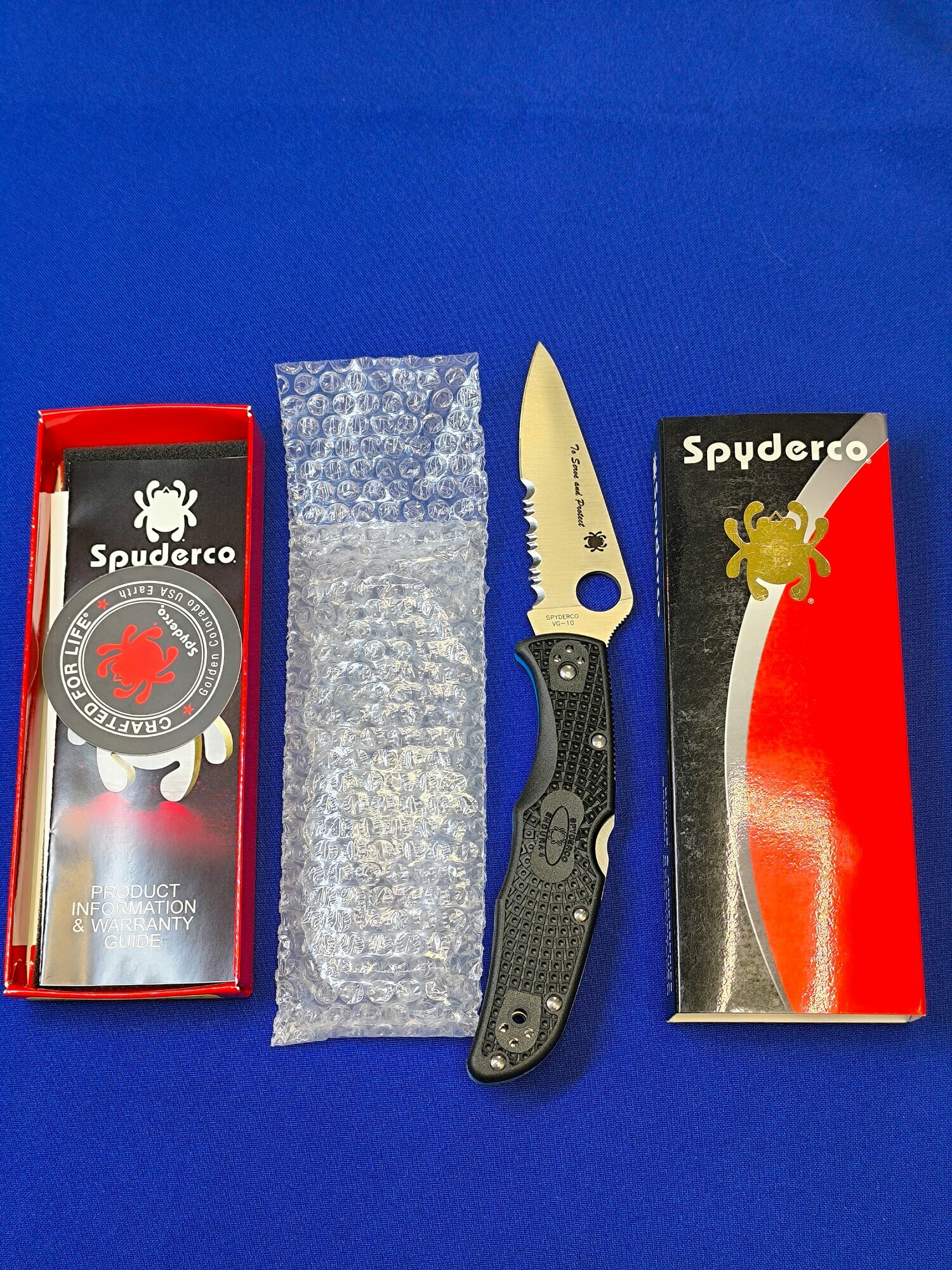Складной нож Spyderco Endura Thin Blue Line PS C10FPSBKBL, сталь VG-10