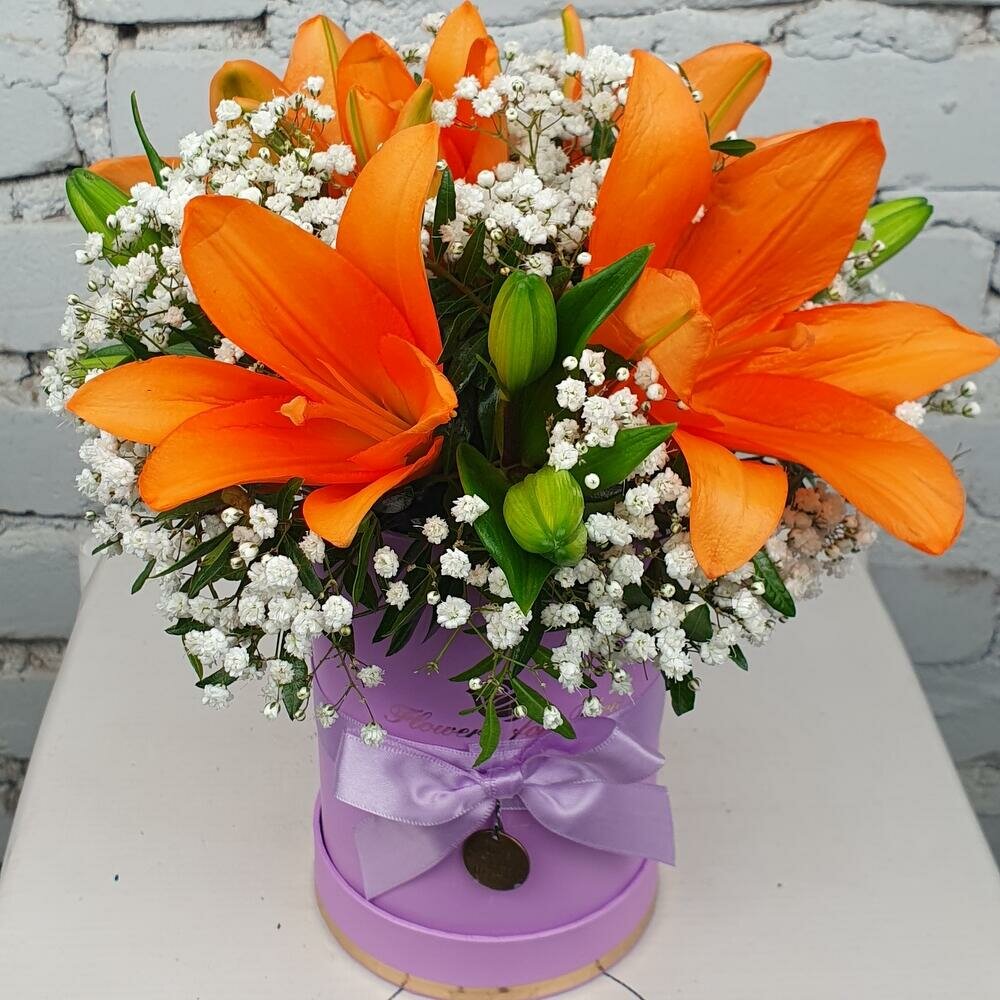 Оранжевая лилия с гипсофилой в шляпной коробке