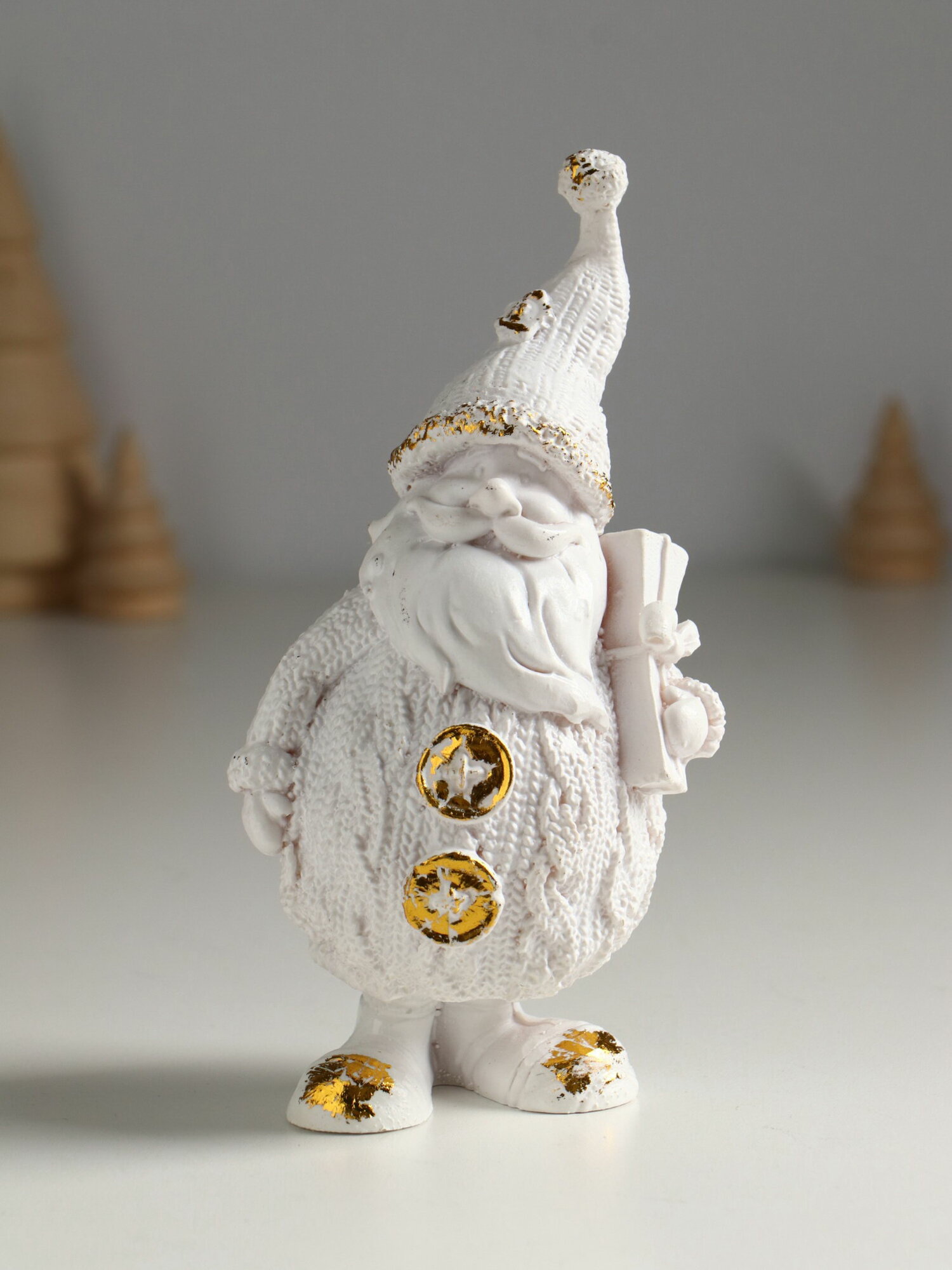 Фигурка "Дед Мороз с подарком", 16x8.5x6.5 см, белый с позолотой